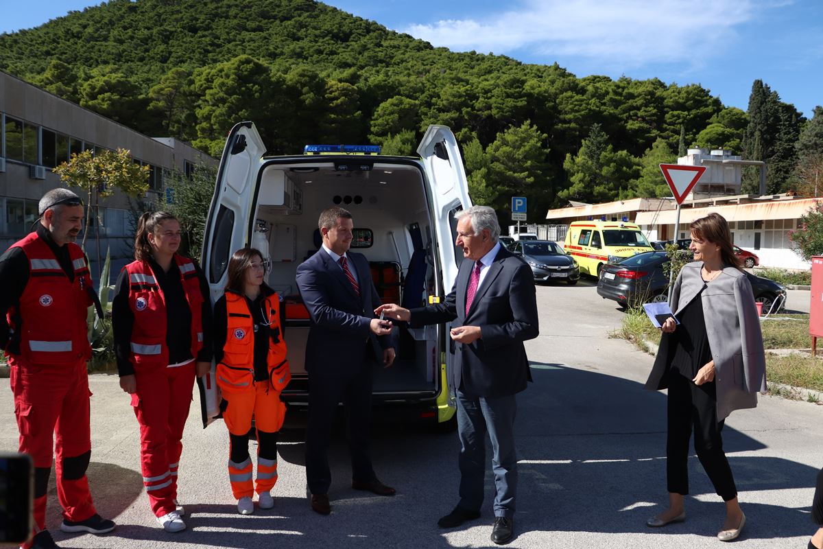 Hitna u Banićima dobila novo vozilo za sanitetski prijevoz pacijenata - DubrovnikNet