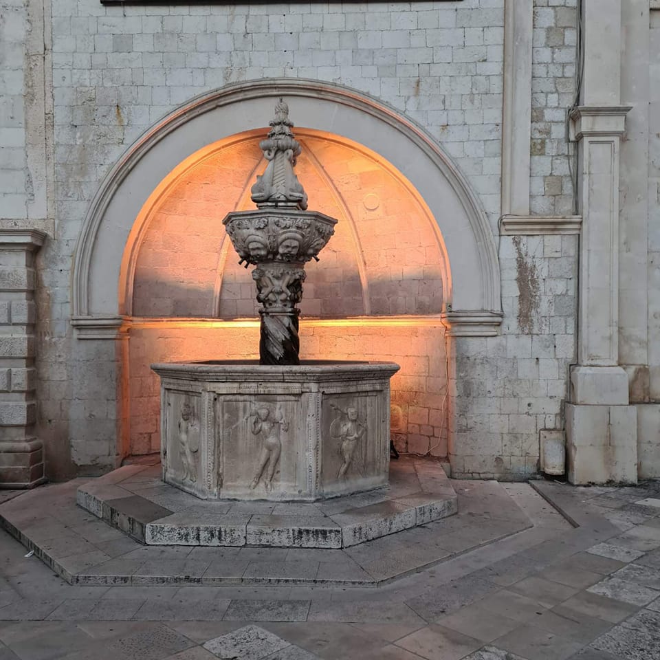 Mala Onofrijeva fontana zasvijetlila za djecu oboljelu od malignih ...