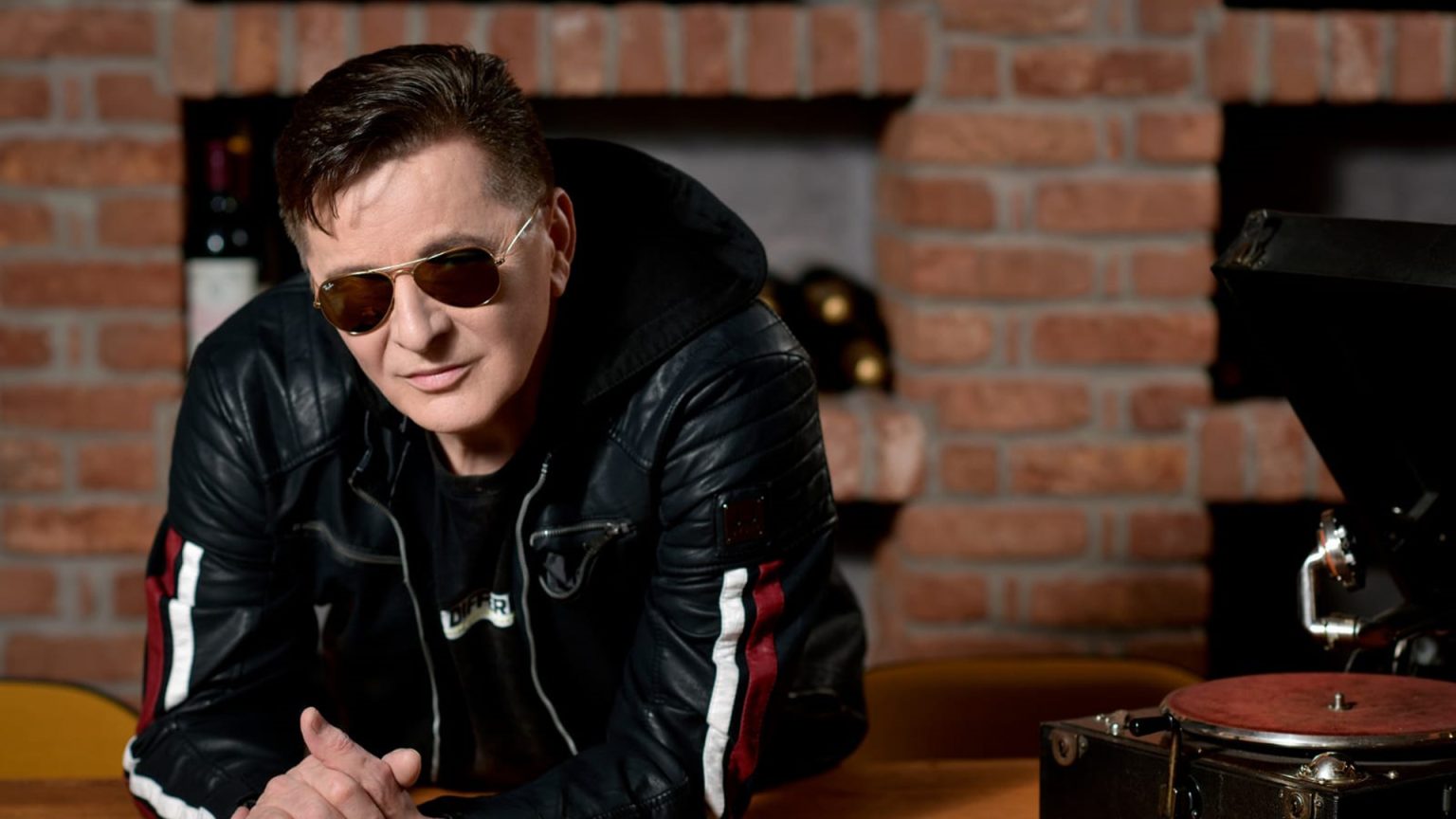 Daniel Popović i Džuli stižu na Konoviziju - početak proslave 50 godina ...