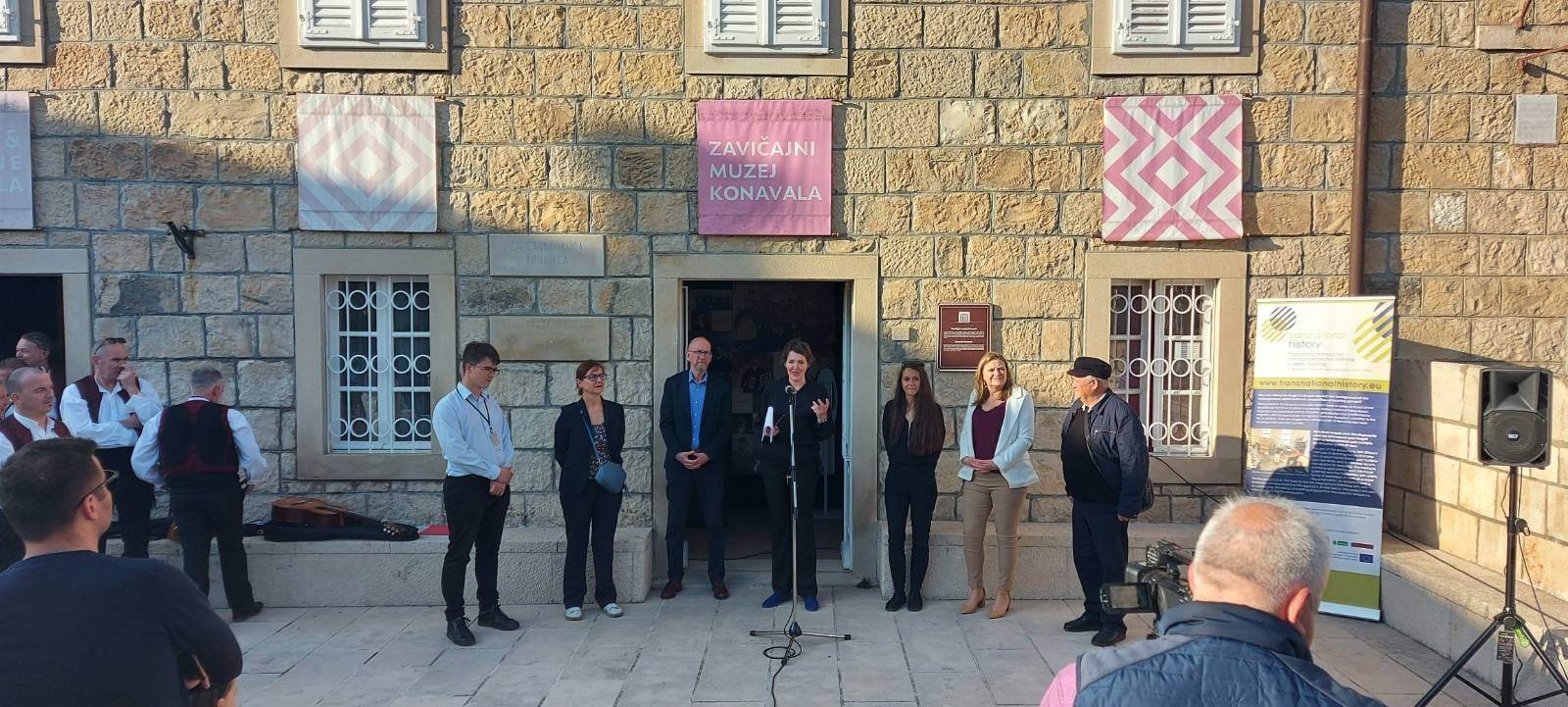 Dok su se opanci nosili, svi su bili obuveni, a kasnije je bilo i bosih ...