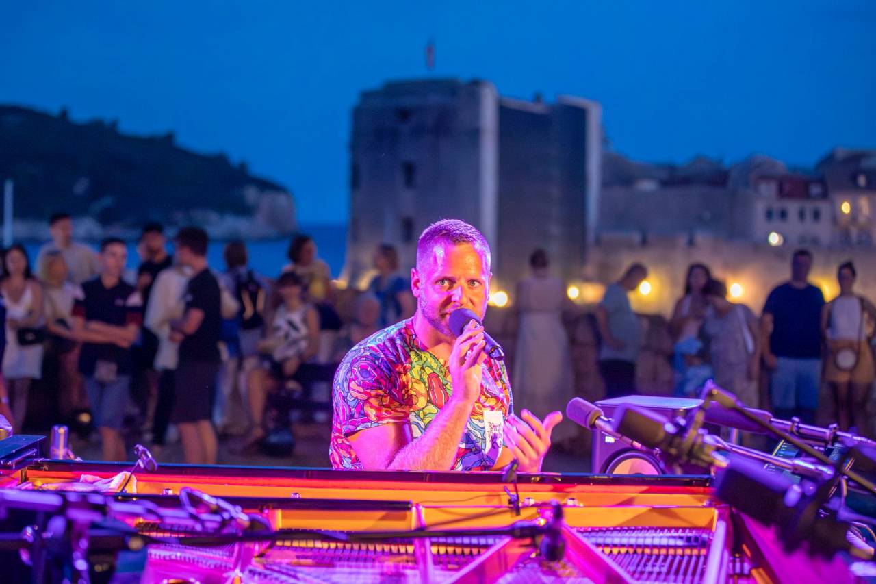 Zvjezdan Ružić oduševio i raspjevao publiku na Trgu oružja - DubrovnikNet