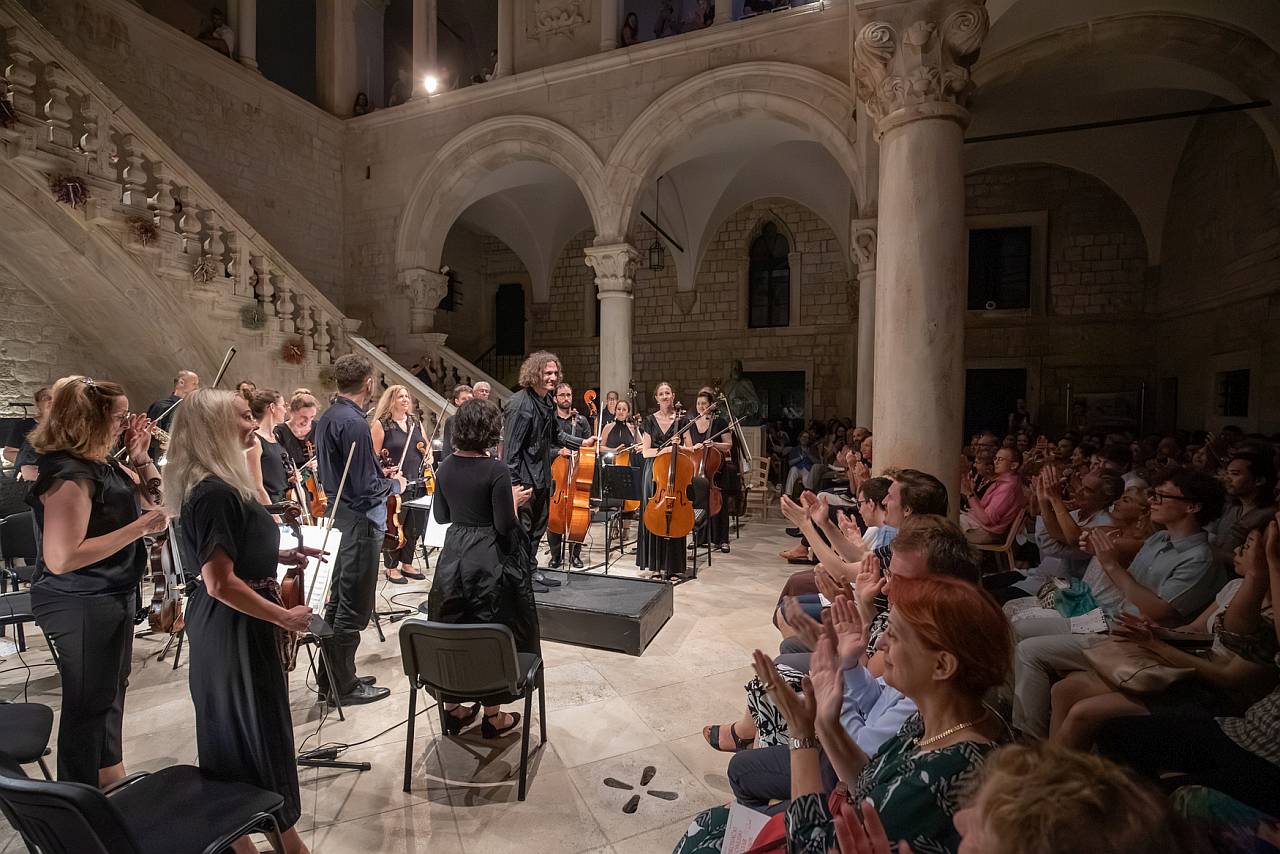 Gromoglasan aplauz za DSO pod ravnanjem Zajceva i uz violončelista ...