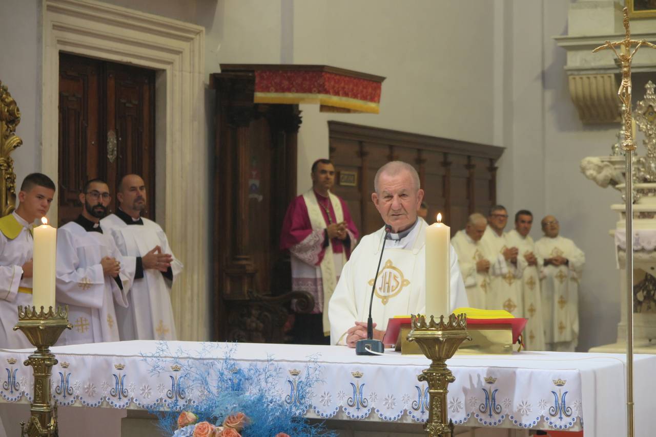 FOTO: Don Slavko Grubišić proslavio dijamantni jubilej u katedrali ...
