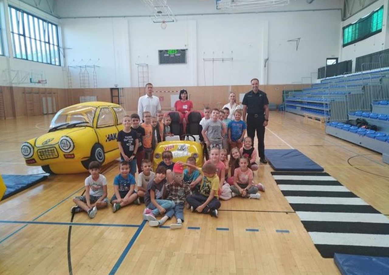 Prometna policija kroz projekt Vidi i klikni educira najmlađe ...