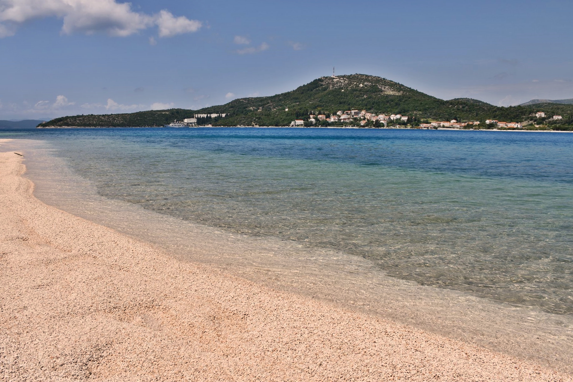 ZAŠTITITE DJECU Na plažama ih snimaju sa skrivenim kamerama u satovima ...