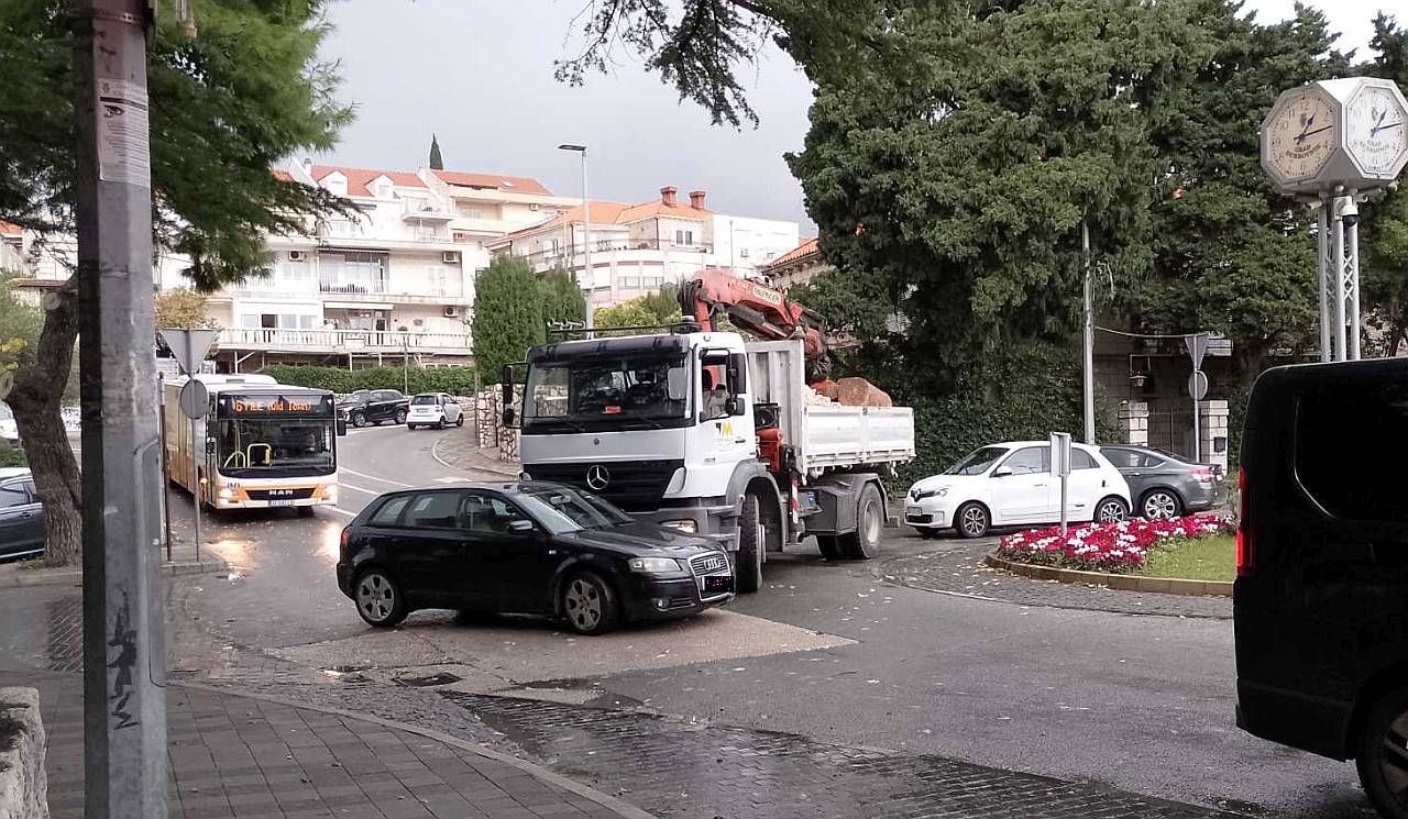 Sudar kamiona i automobila na kružnom toku u Lapadu - DubrovnikNet