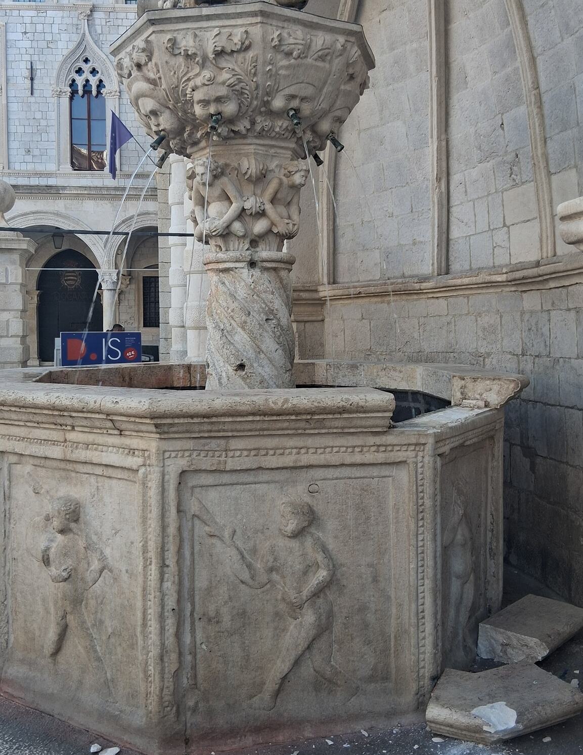 POTRAGA U TIJEKU: Evo tko je oštetio Malu Onofrijevu fontanu - DubrovnikNet